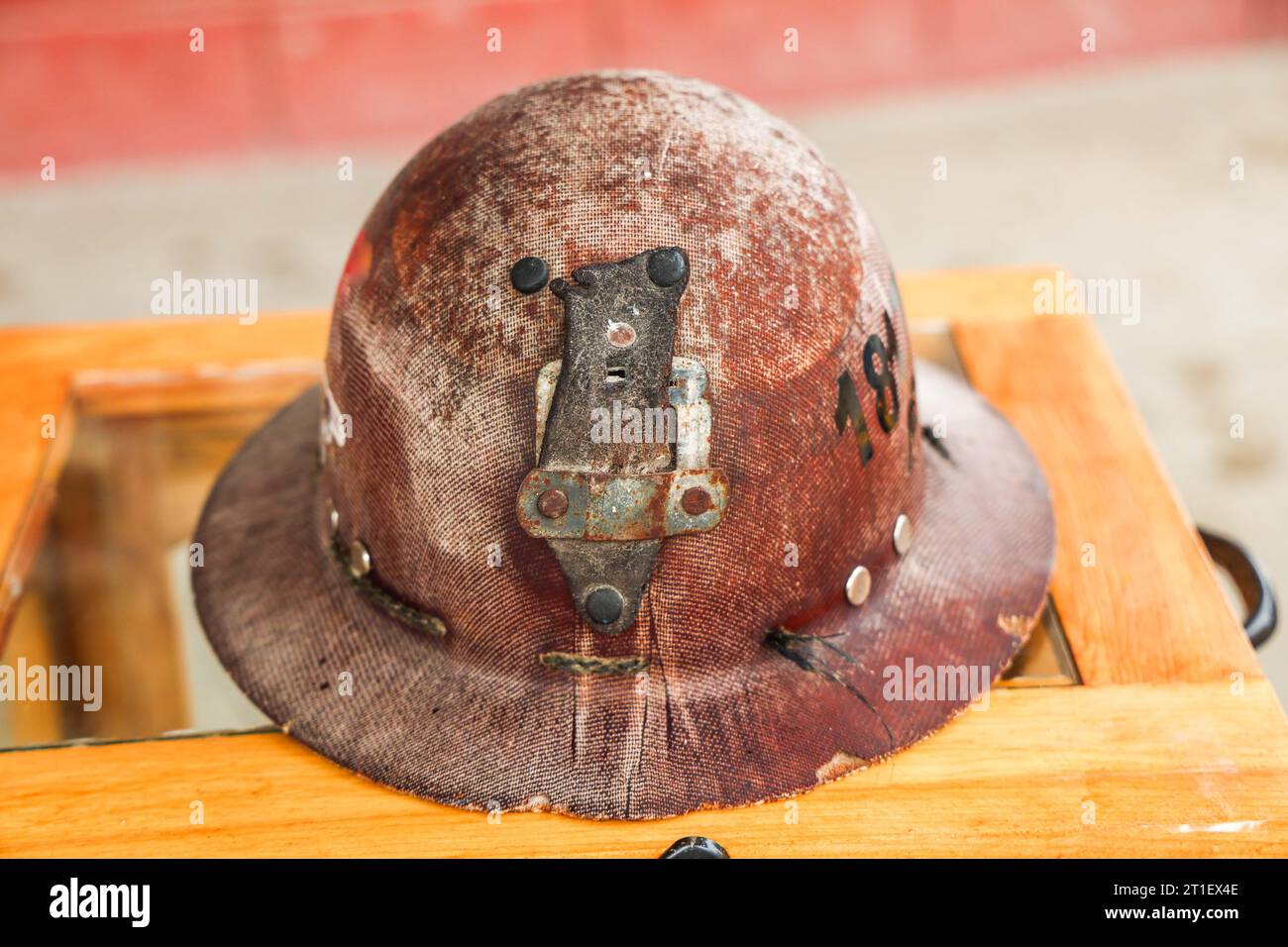 mining safety helmet, old mining helmet, casco de seguridad minero, casco antiguo de mineria ...