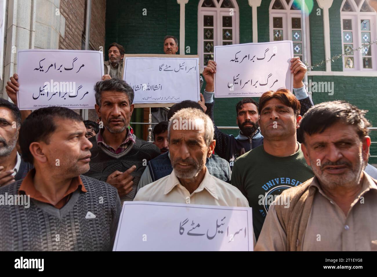 Budgam, India. 13th Oct, 2023. Muslim protesters hold placards during a ...