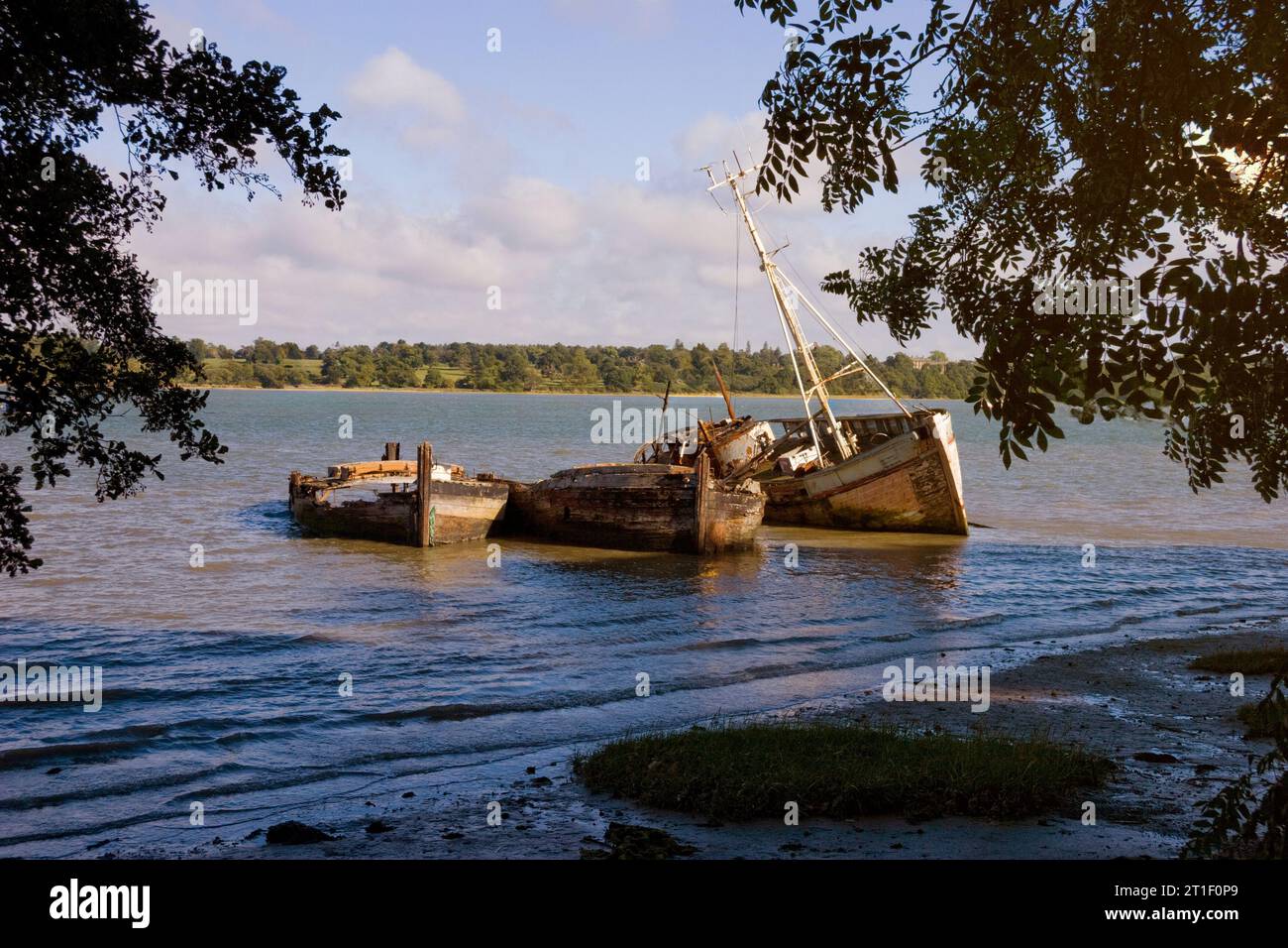 Wrecked boats hi-res stock photography and images - Alamy