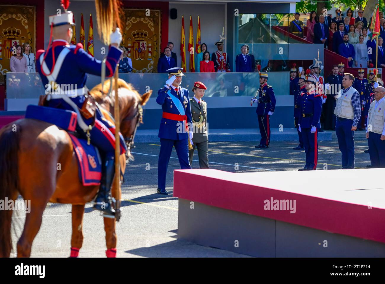 Felipe VI and Princess Leonor approaching the flag stand . Some 4,100 military personnel ...