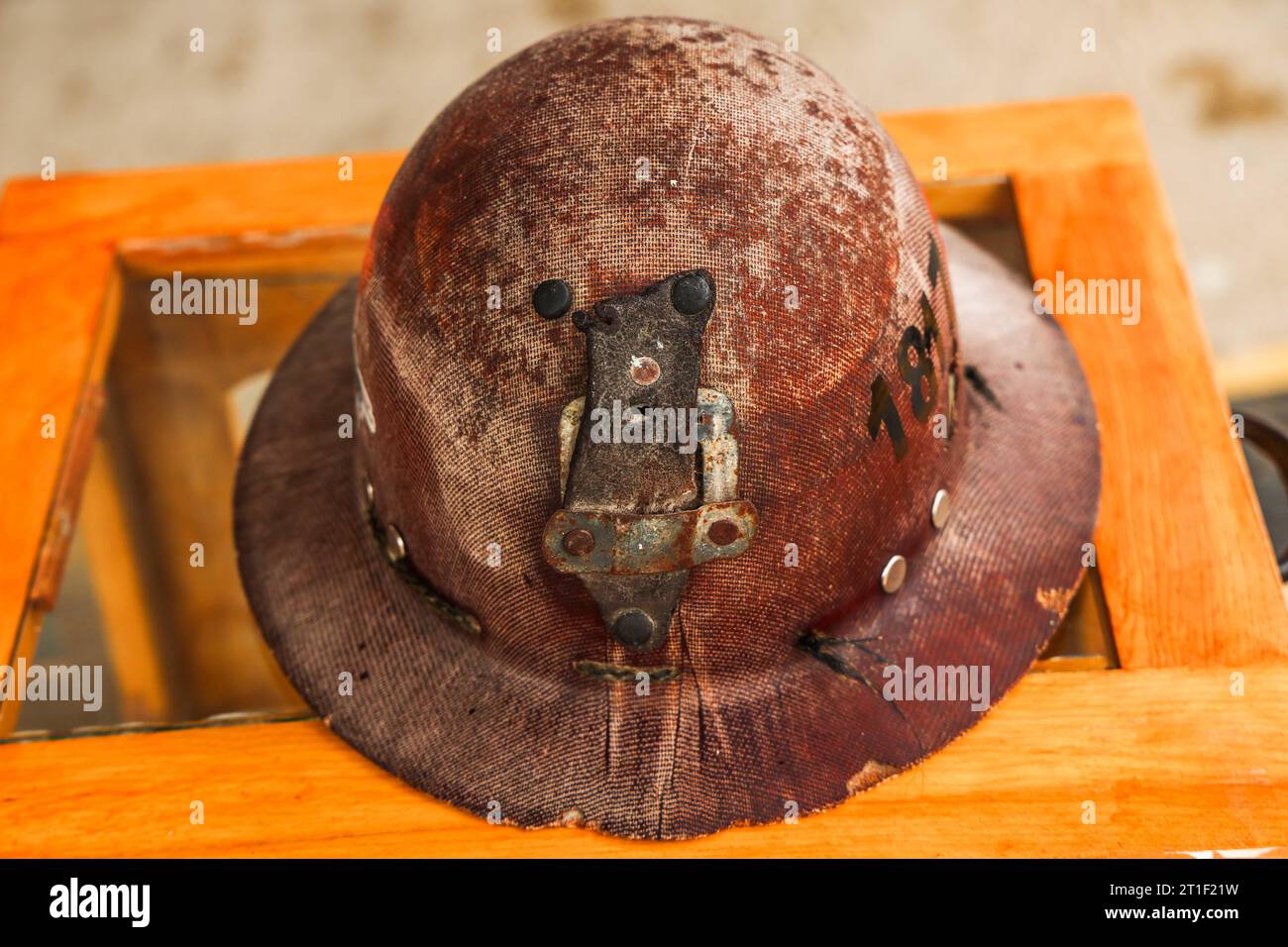 mining safety helmet, old mining helmet, casco de seguridad minero ...