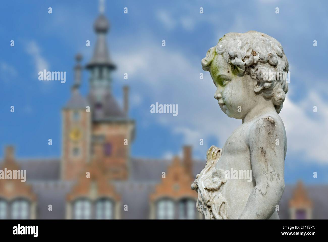 Angel statue in front of Ooidonk Castle / Kasteel van Ooidonk, 16th ...