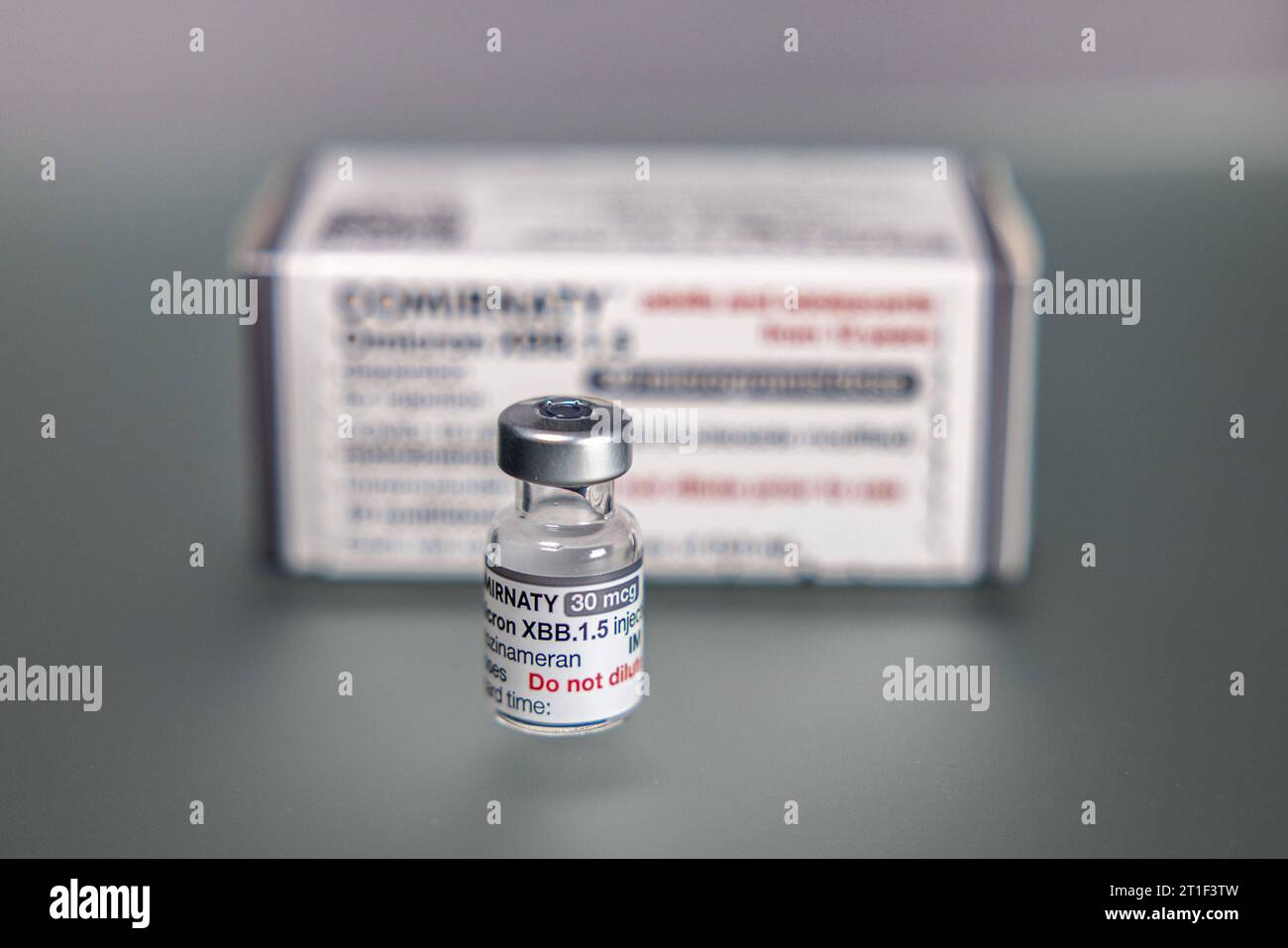 Redaktionell: XBB.1.5-Varianten-adaptiertes Comirnaty. Originale Phiole ...