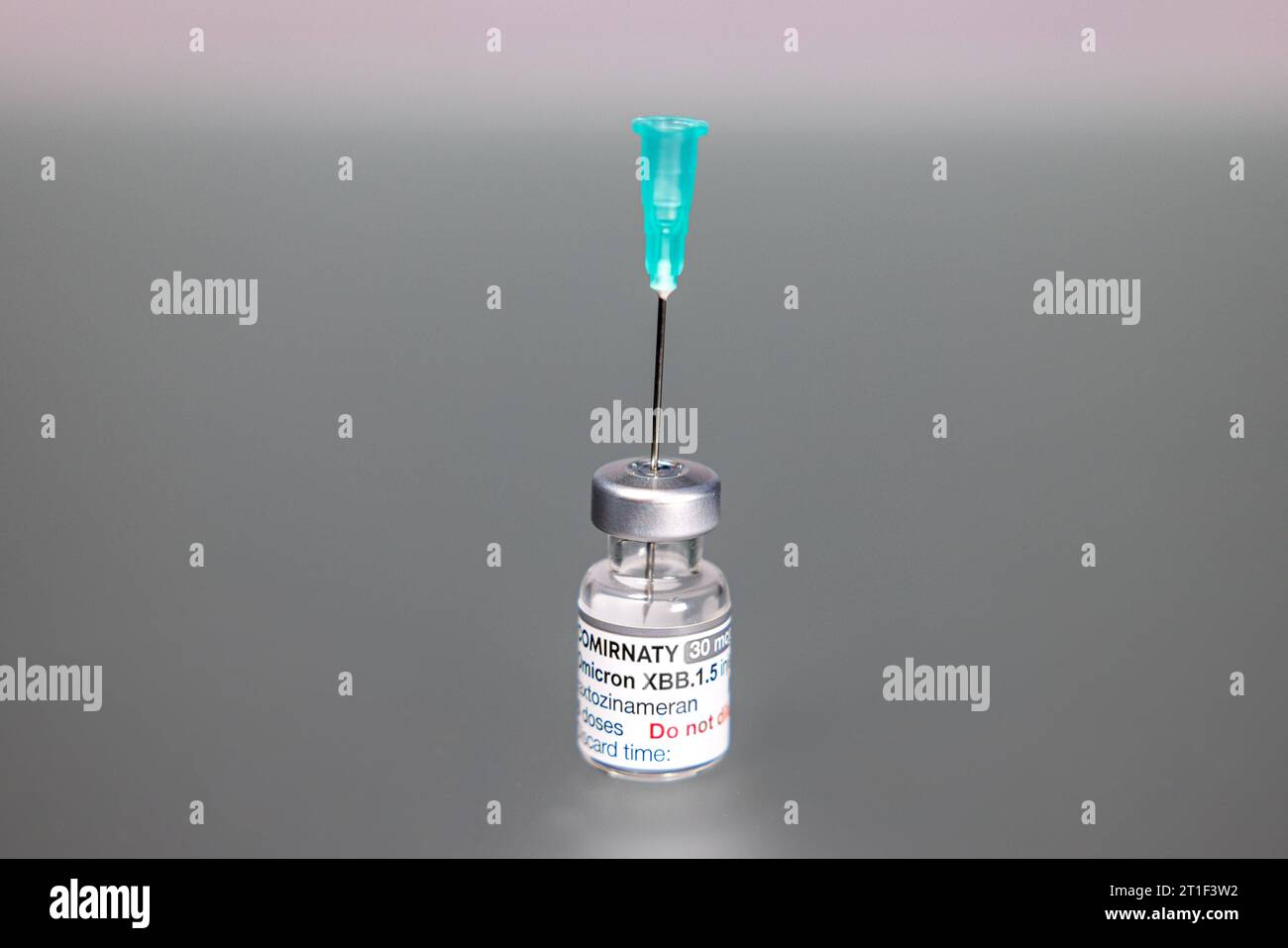 Redaktionell: XBB.1.5-Varianten-adaptiertes Comirnaty. Originale Phiole ...