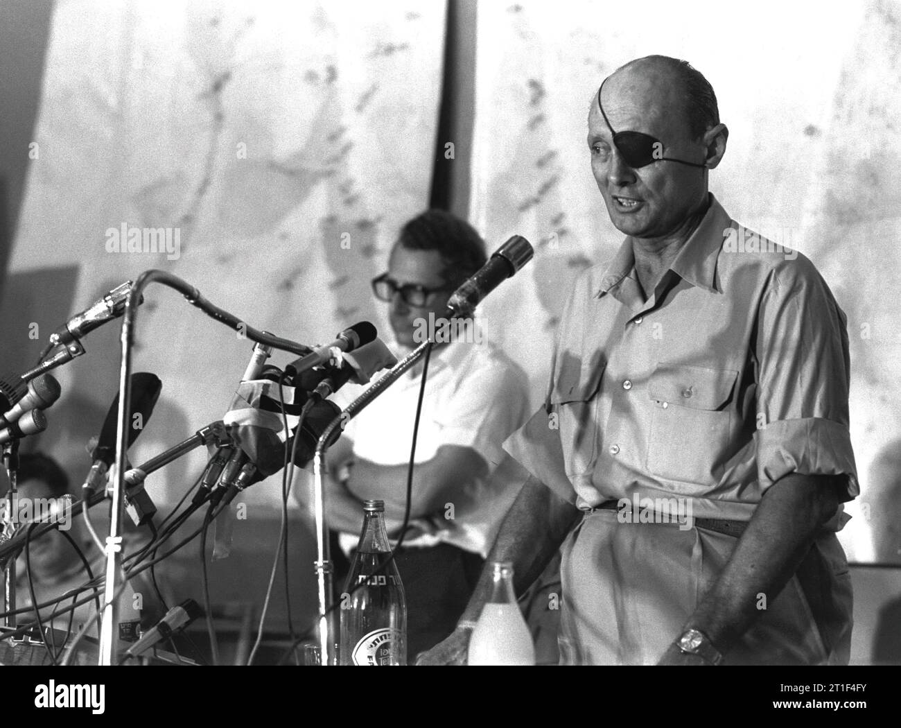 YOM KIPPUR WAR. DEFENCE MIN. MOSHE DAYAN DURING BRIEFING THE PRESS ON ...