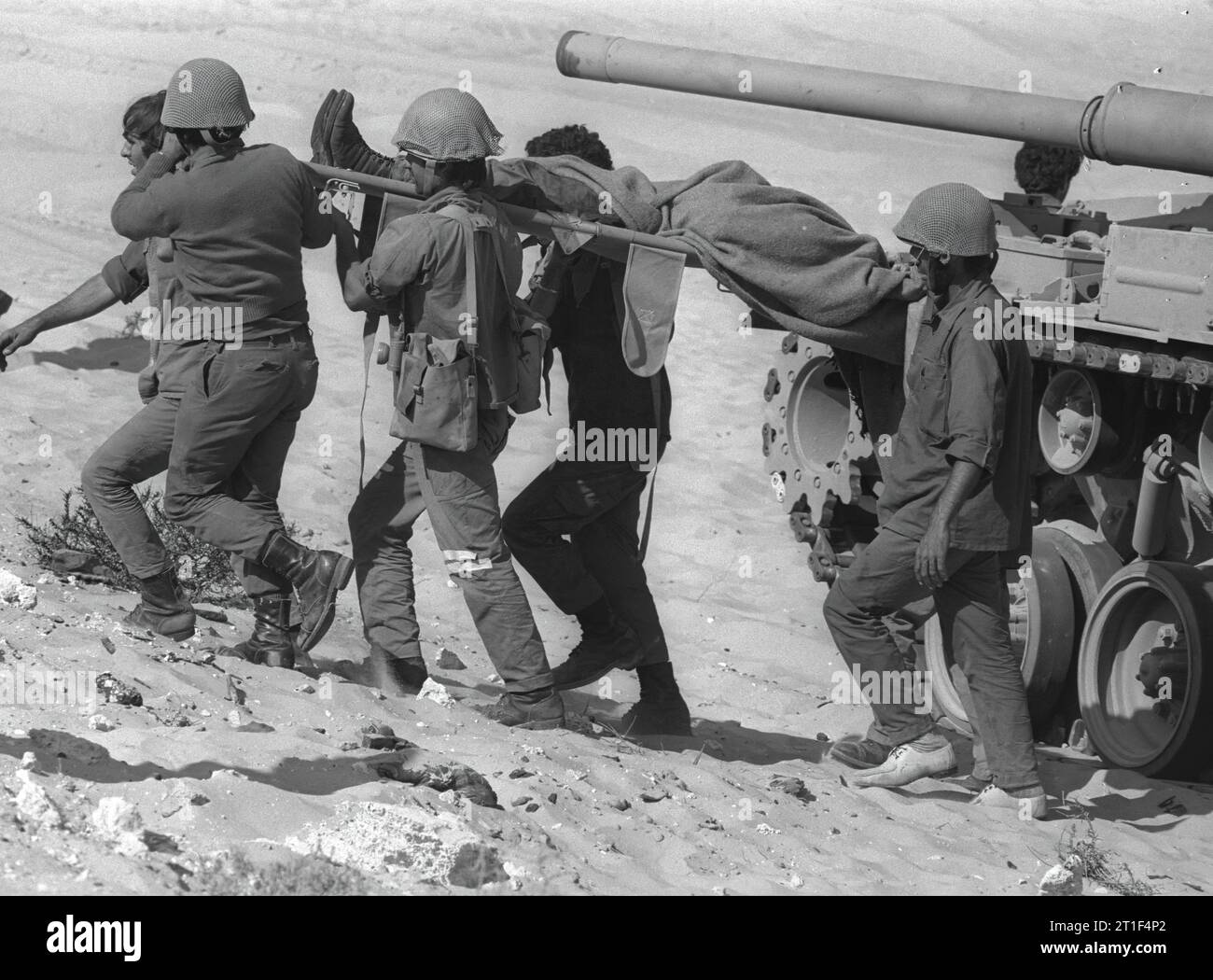YOM KIPPUR WAR. MEDICAL ORDERLIES EVACUATING CASUALTIES IN SINAI. IDF ...