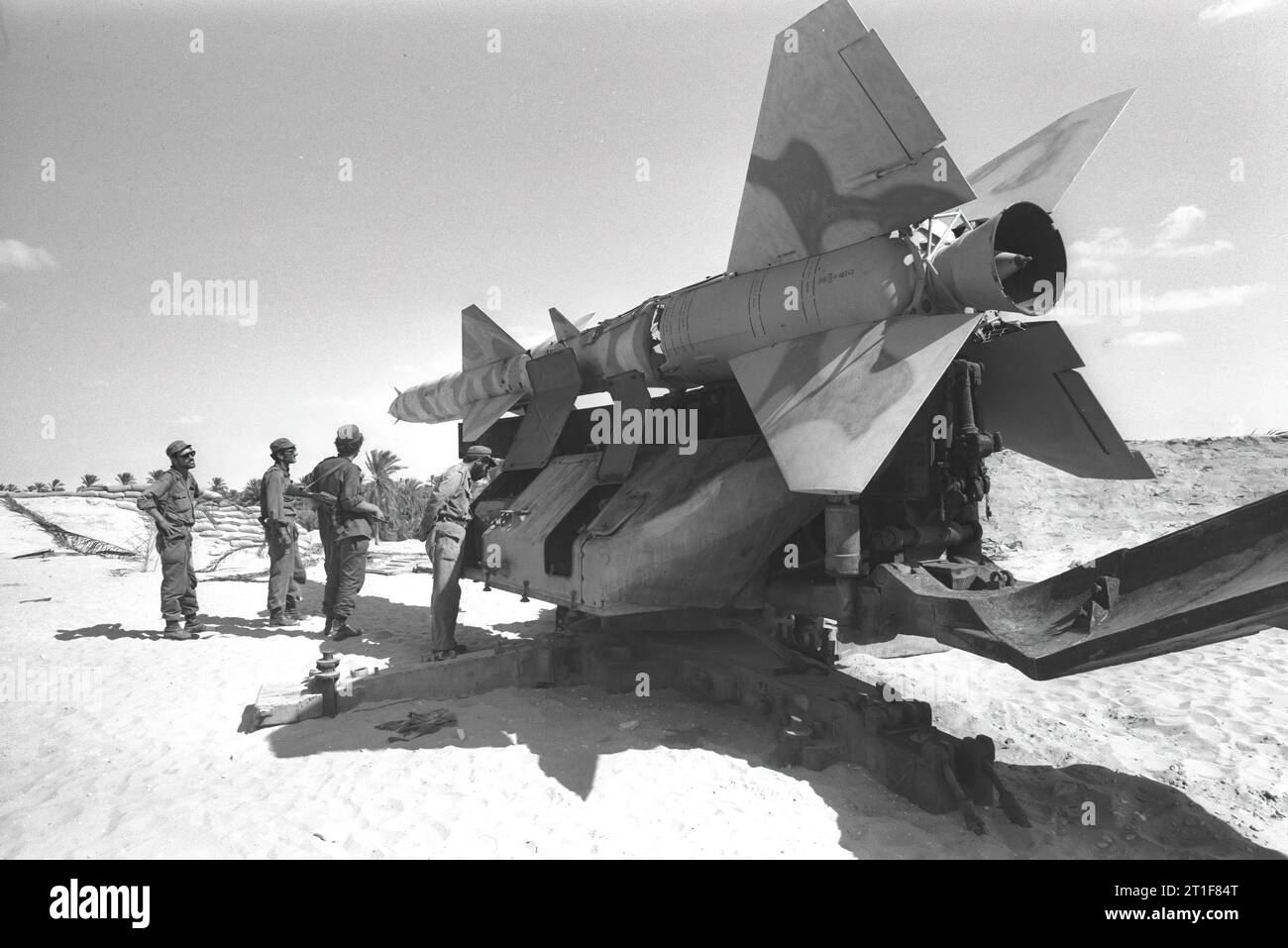 YOM KIPPUR WAR. ISRAELI SOLDIERS LOOKING AT A SAM 2 MISSILE ON THE WEST ...
