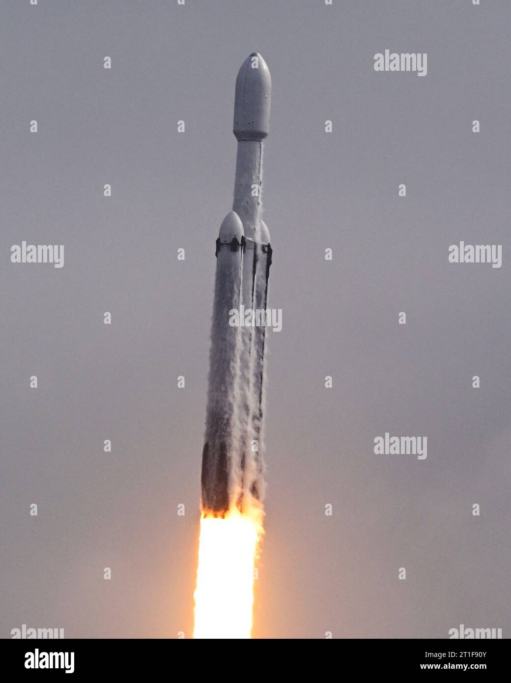 The SpaceX Falcon Heavy rocket launches NASA's PSYCHE satellite from ...