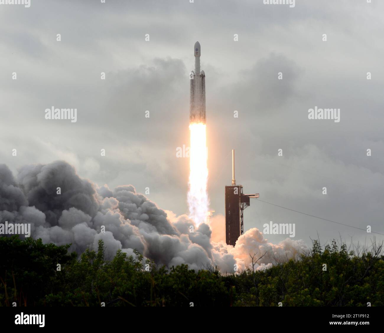The SpaceX Falcon Heavy rocket launches NASA's PSYCHE satellite at 10: ...
