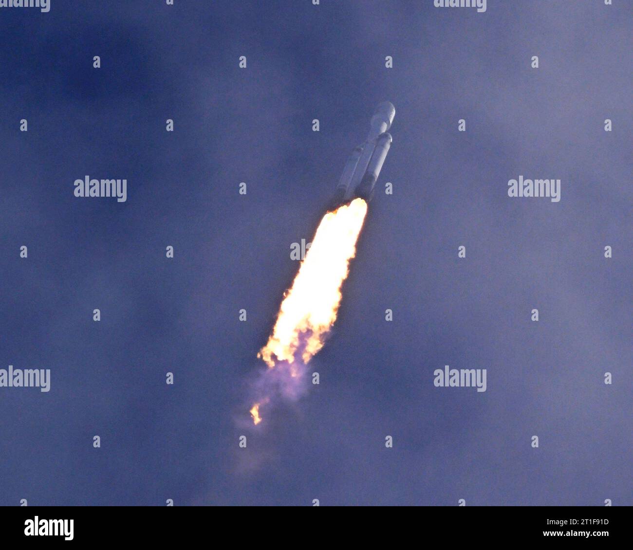 The SpaceX Falcon Heavy rocket launches NASA's PSYCHE satellite from ...