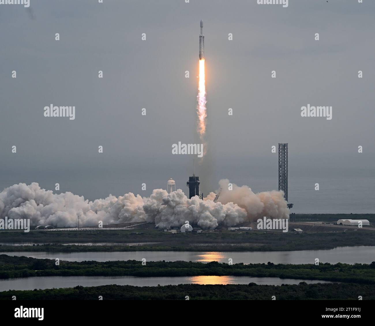 The SpaceX Falcon Heavy rocket launches NASA's PSYCHE satellite from ...