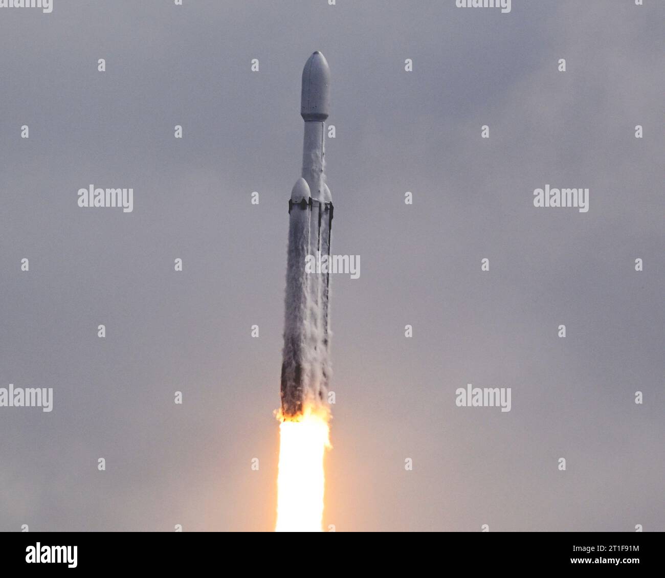 The SpaceX Falcon Heavy rocket launches NASA's PSYCHE satellite from ...