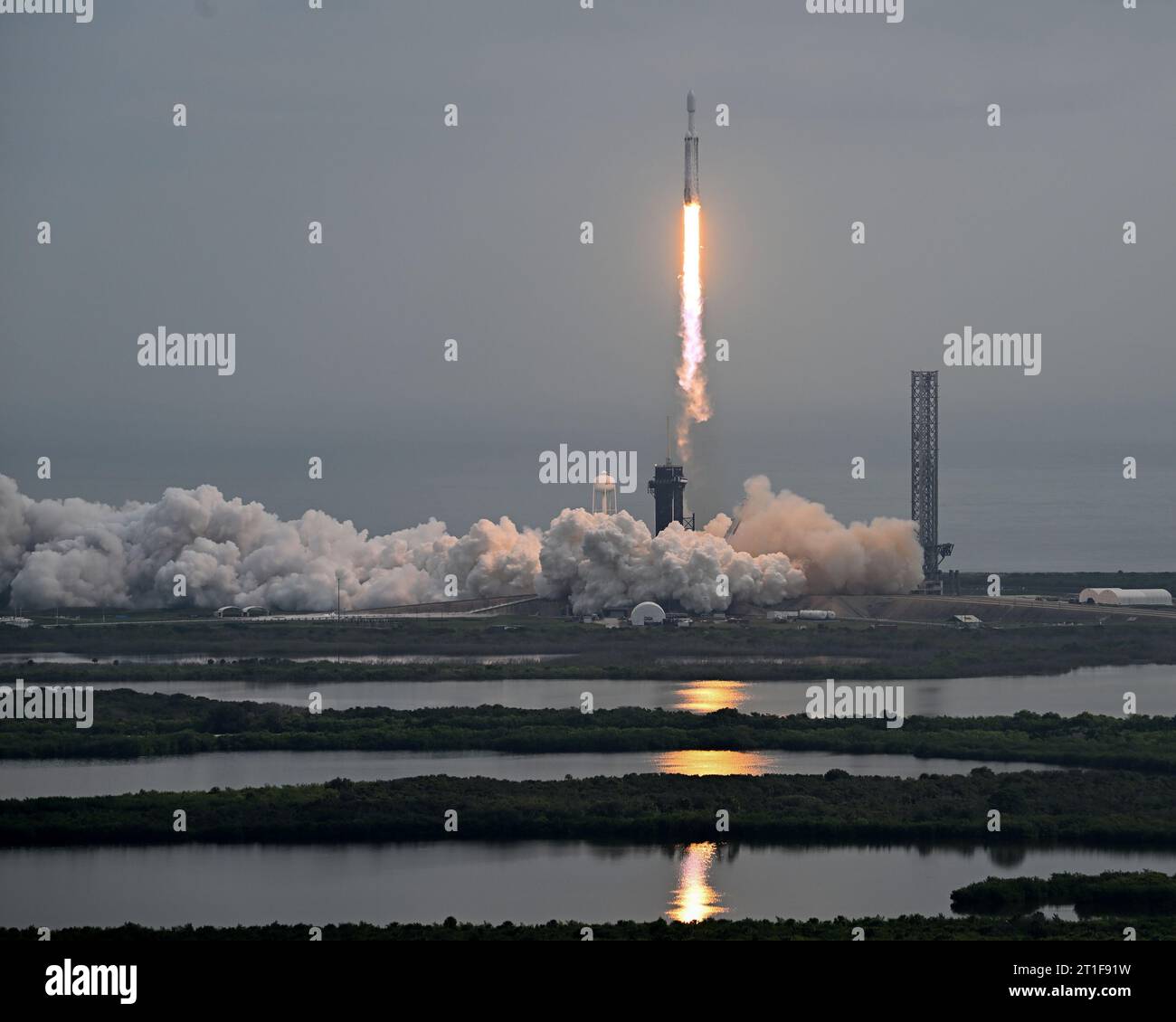 The SpaceX Falcon Heavy rocket launches NASA's PSYCHE satellite from ...