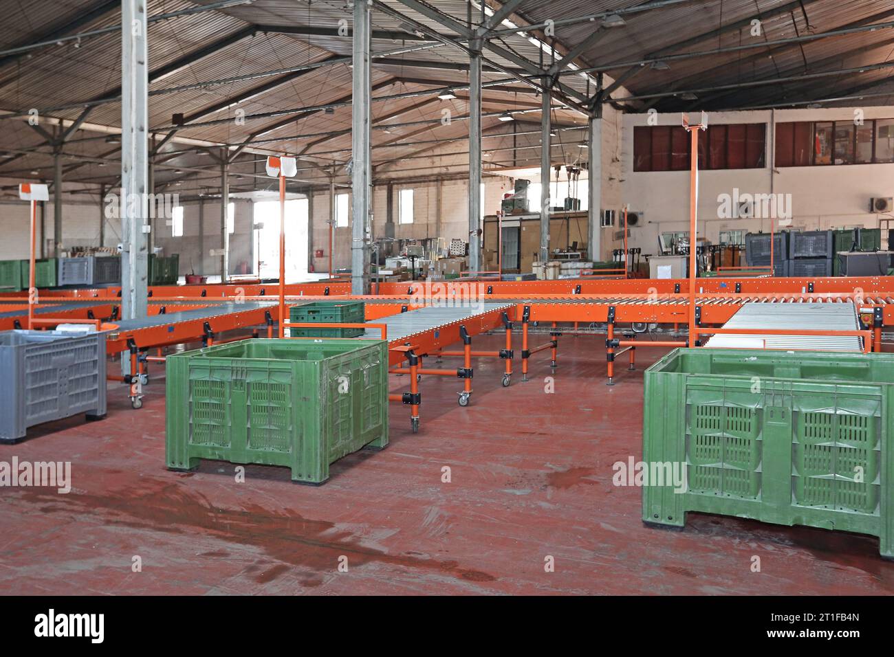 Plastic shipping boxes hi-res stock photography and images - Alamy