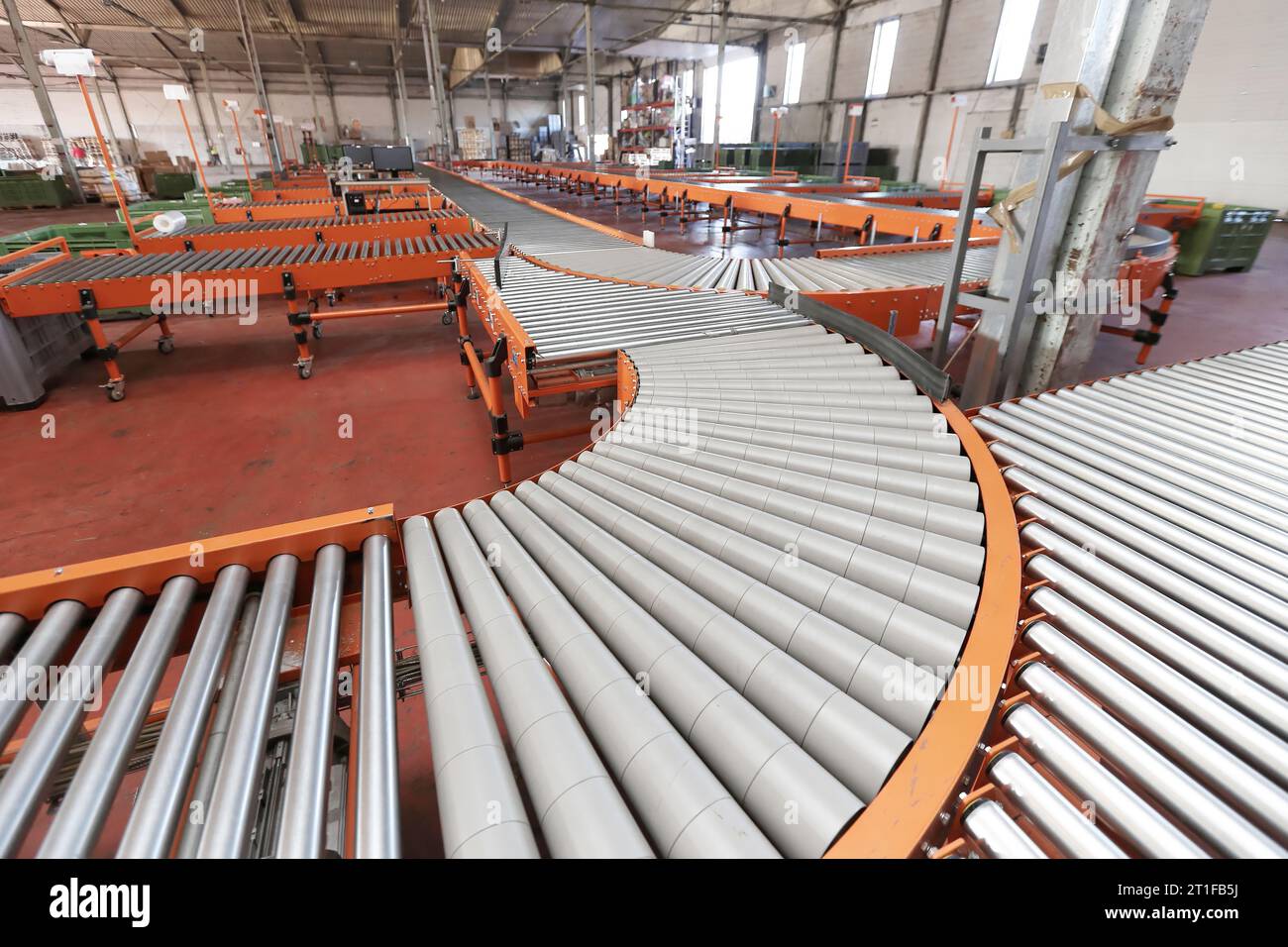 Conveyor Roller Sorting System in Distribution Warehouse Regional Hub ...