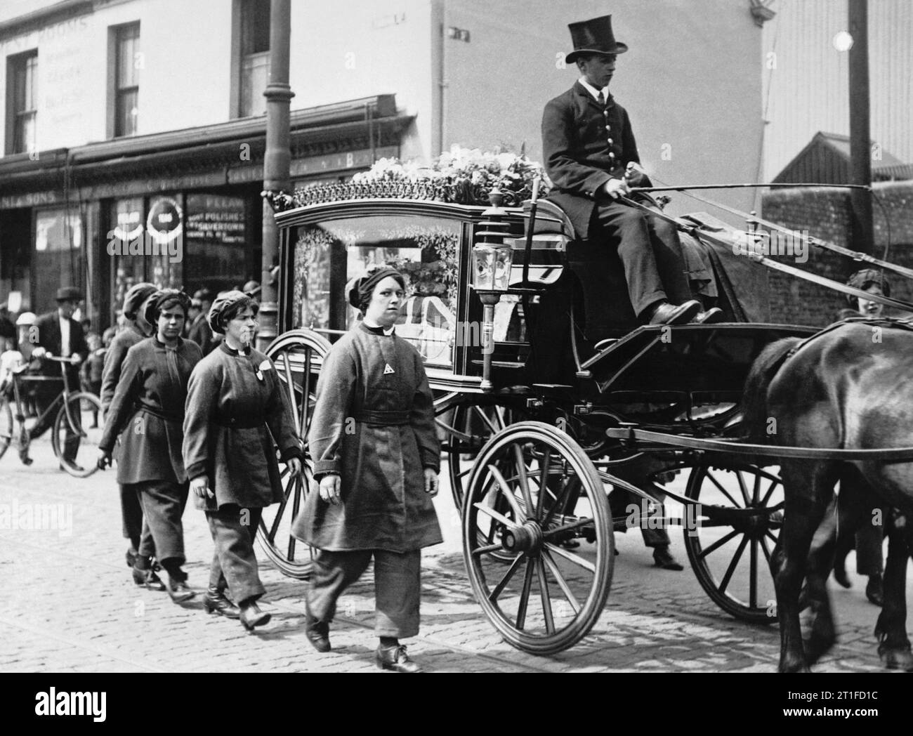 Women at work during the First World War Female munitions workers walk ...