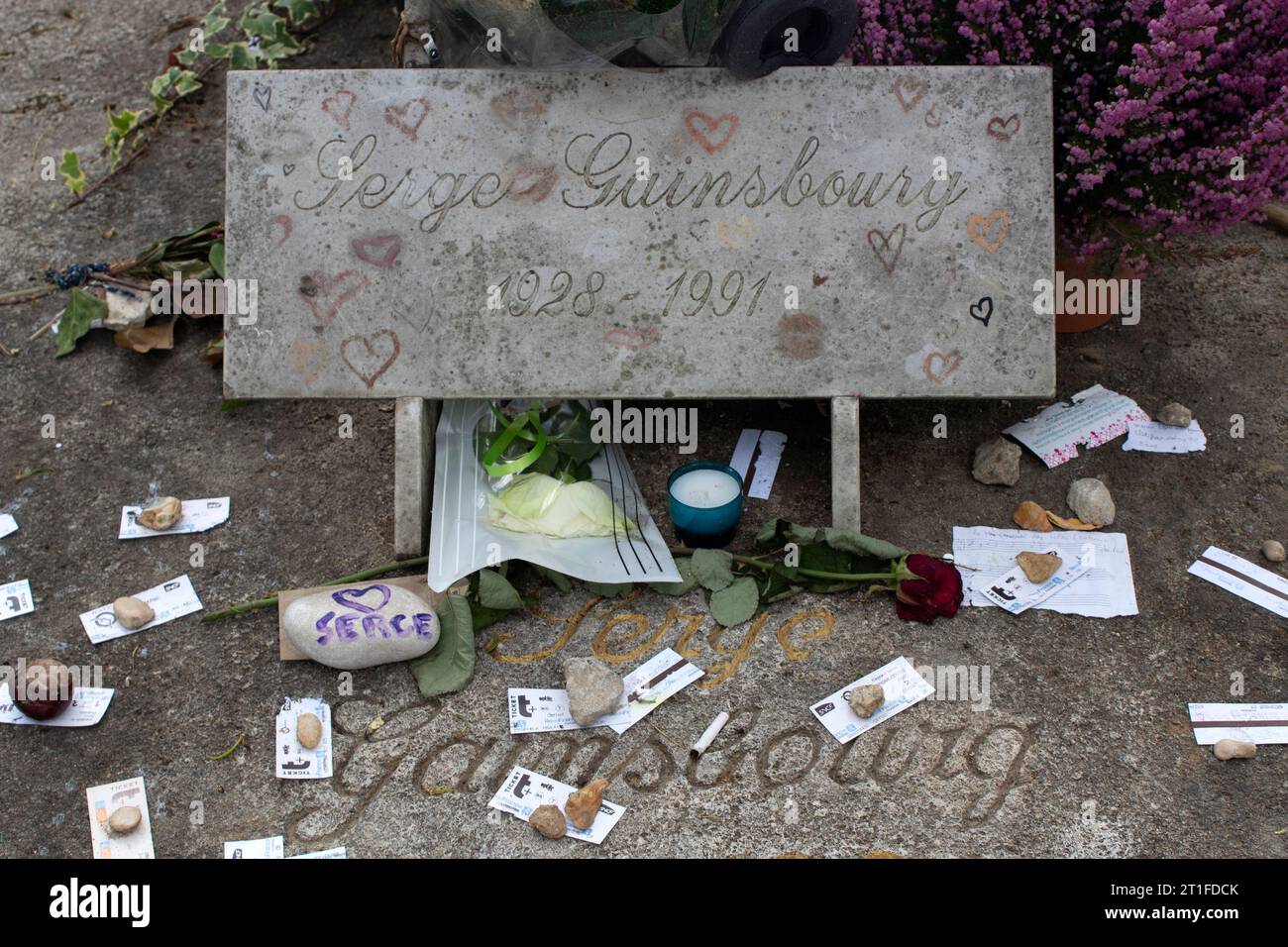 The grave of legendary French singer Serge Gainsbourg Montparnasse ...