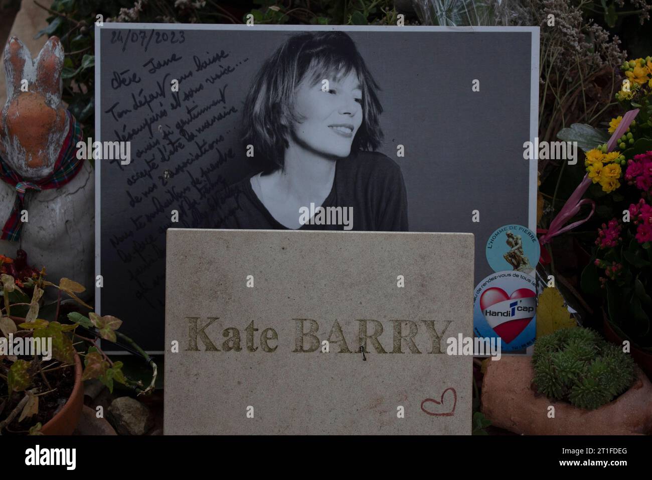 The grave of Jane Birkin and Kate Barry Montparnasse Cemetery ...
