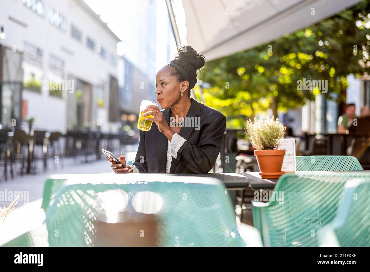 People sitting in an outdoor cafe hi-res stock photography and images ...