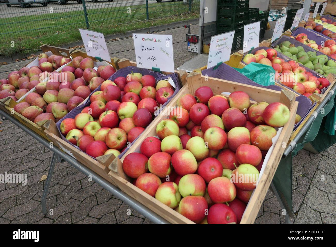 RECORD DATE NOT STATED Wochenmarkt in Cuxhaven am 11.10.2023 *** Weekly market in Cuxhaven on 11 ...