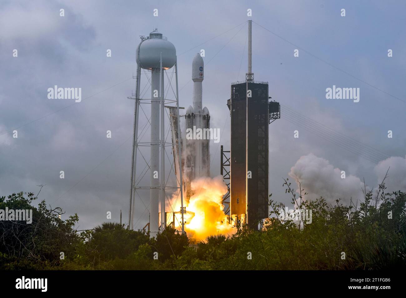 The SpaceX Falcon Heavy rocket launches NASA's PSYCHE satellite at 10: ...