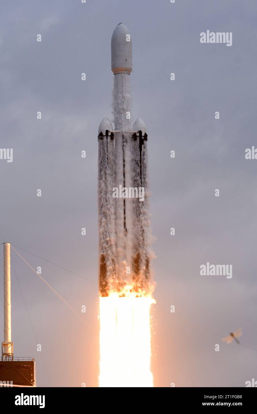 The SpaceX Falcon Heavy rocket launches NASA's PSYCHE satellite at 10: ...