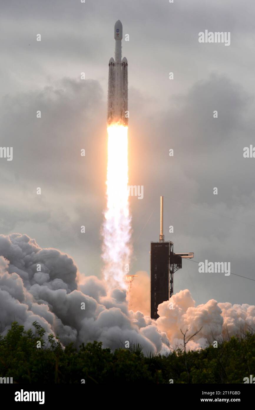 The SpaceX Falcon Heavy rocket launches NASA's PSYCHE satellite at 10: ...