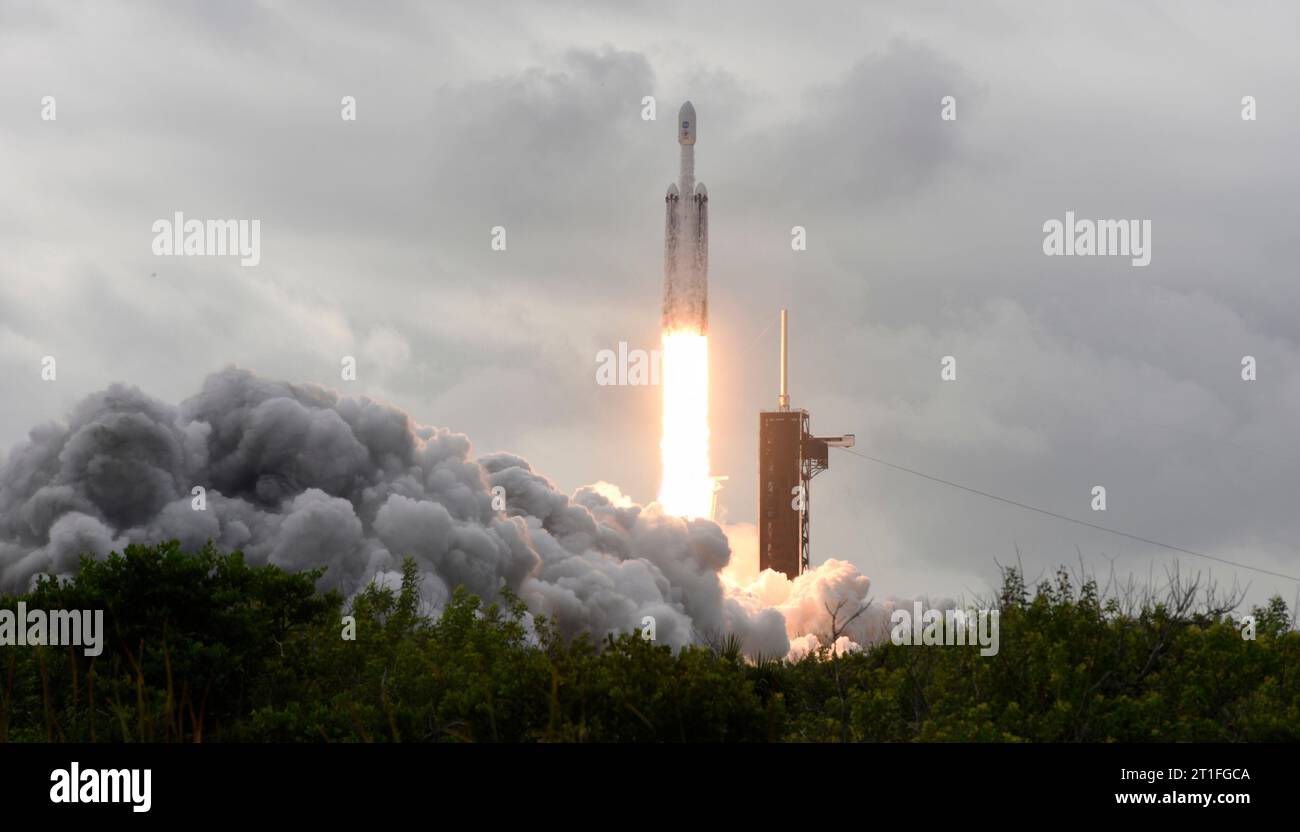 The SpaceX Falcon Heavy rocket launches NASA's PSYCHE satellite at 10: ...
