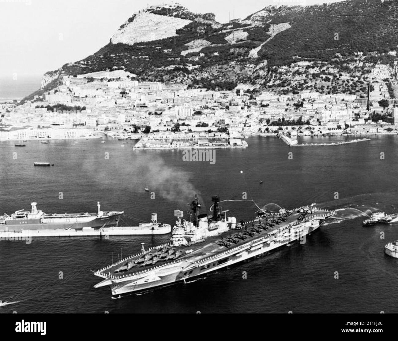 Hms ark royal r09 hi-res stock photography and images - Alamy