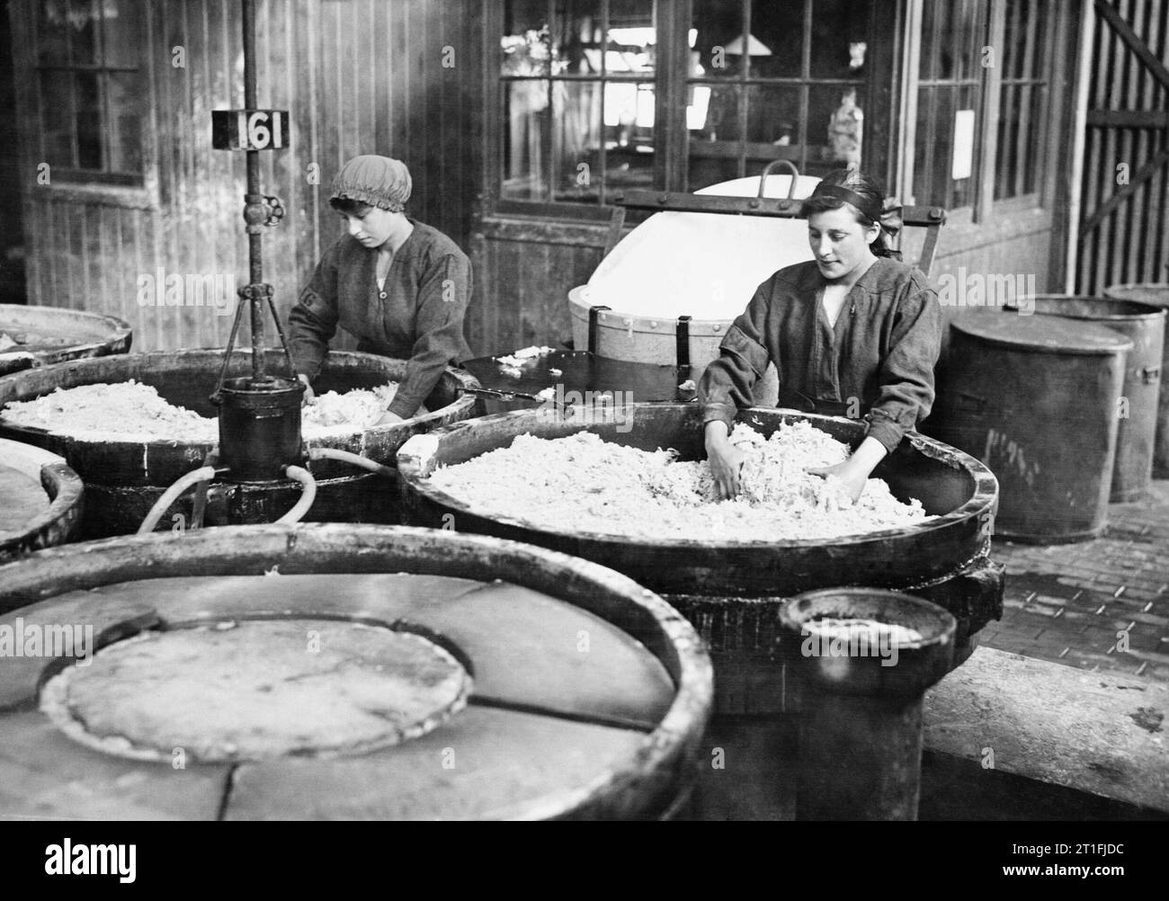 Civilian War Production 1914 - 1918- Women in Industry Women unloading ...