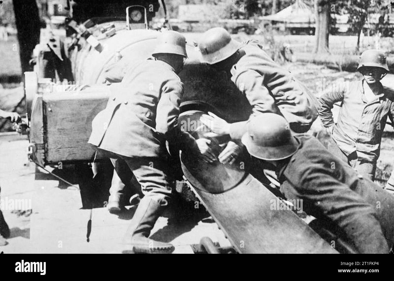 Geiser Theodore (mons) Collection German long-range gun which bombarded ...