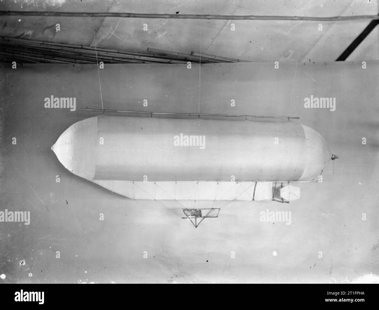 Lines attached to kites hi-res stock photography and images - Alamy