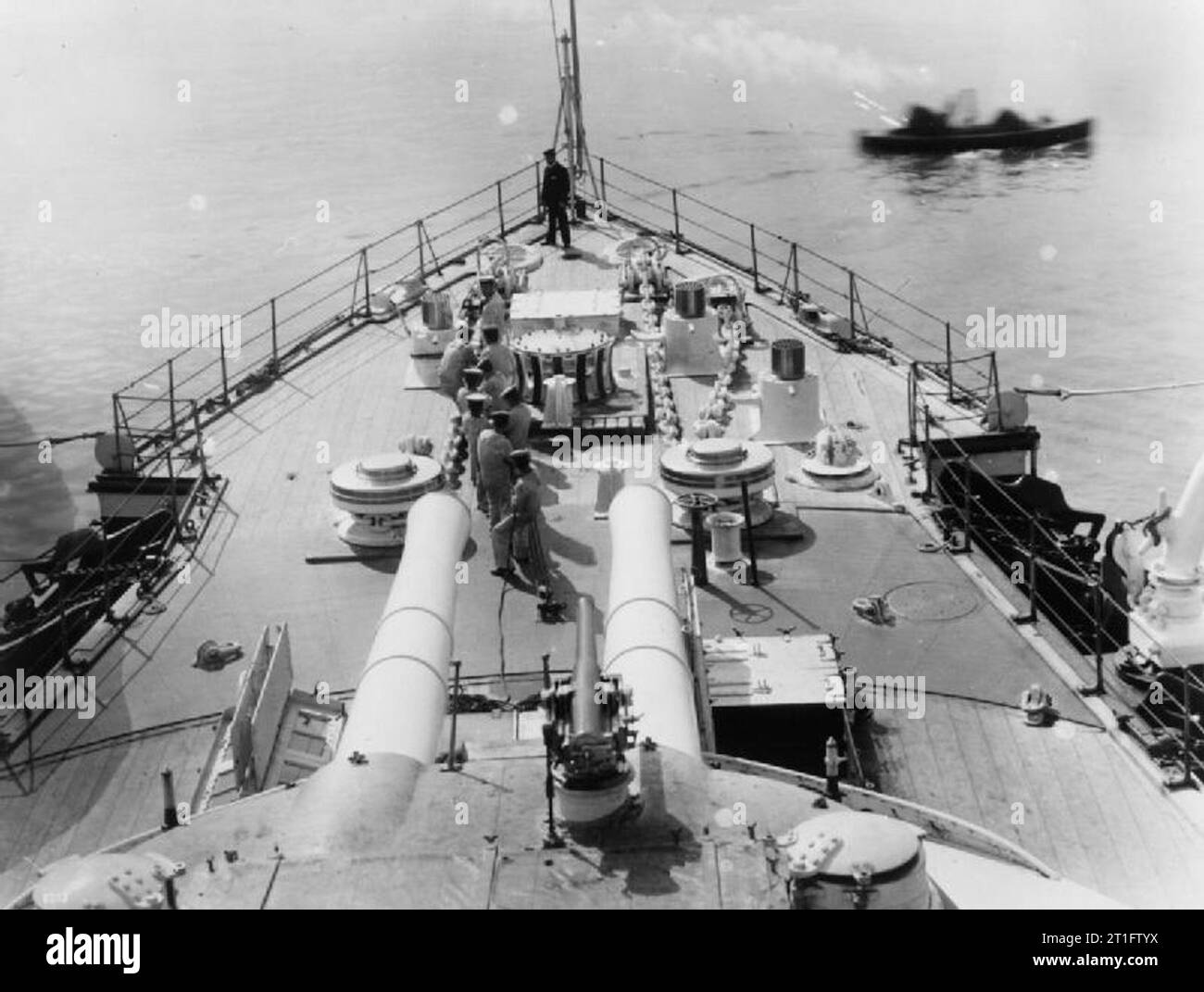 . Photograph of A turret 12-inch guns guns and forecastle of British ...