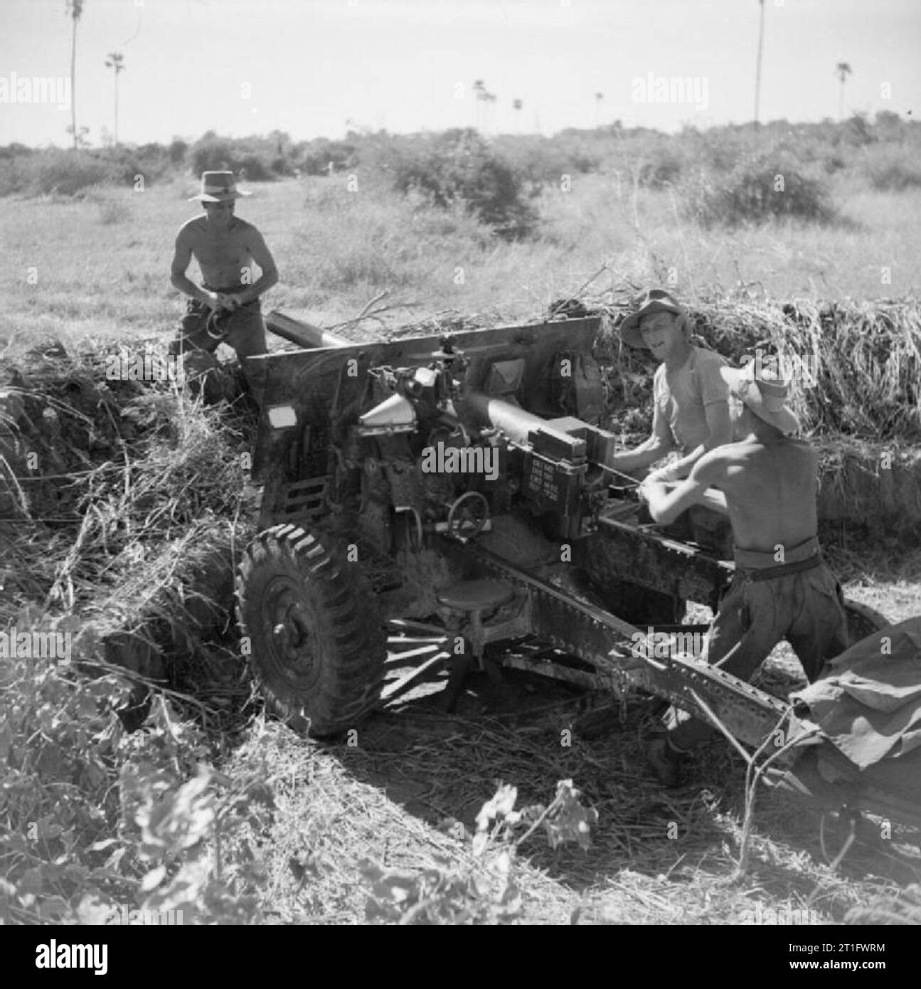 The British Army in Burma 1945 A 25-pdr field gun near Ondaw, January ...