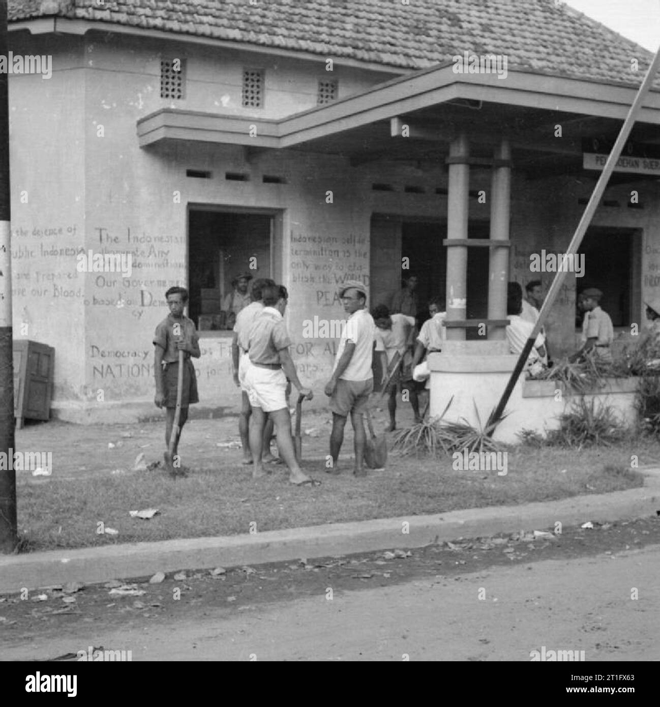 The British Occupation of Java Street scene in Surabaya (Soerabaja ...