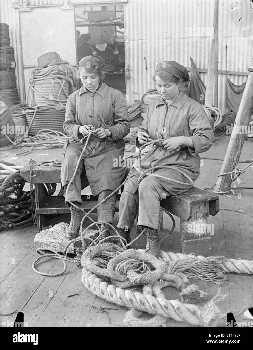 Shipbuilding during the First World War Female workers splice cargo ...