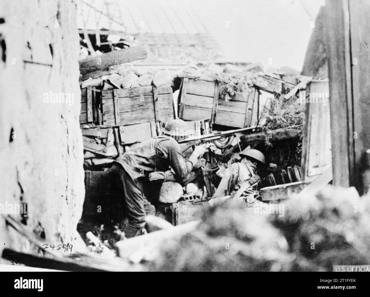 Automatic rifle team ready for action. Chauchat 1915 model, calibre 8mm ...