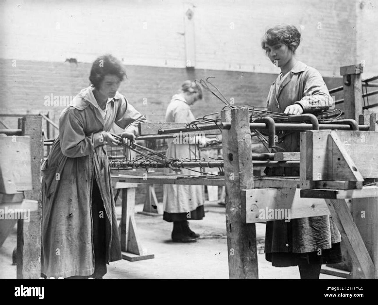 Shipbuilding during the First World War, Gravesend, Kent Female workers ...