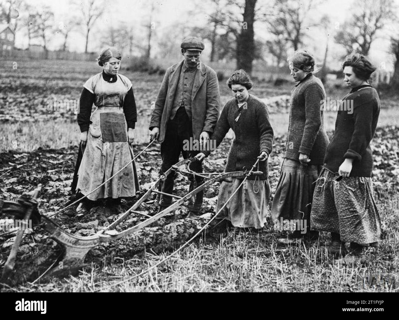 THE WOMEN'S WORK IN AGRICULTURE, 1914-1918 Female workers being given a ...
