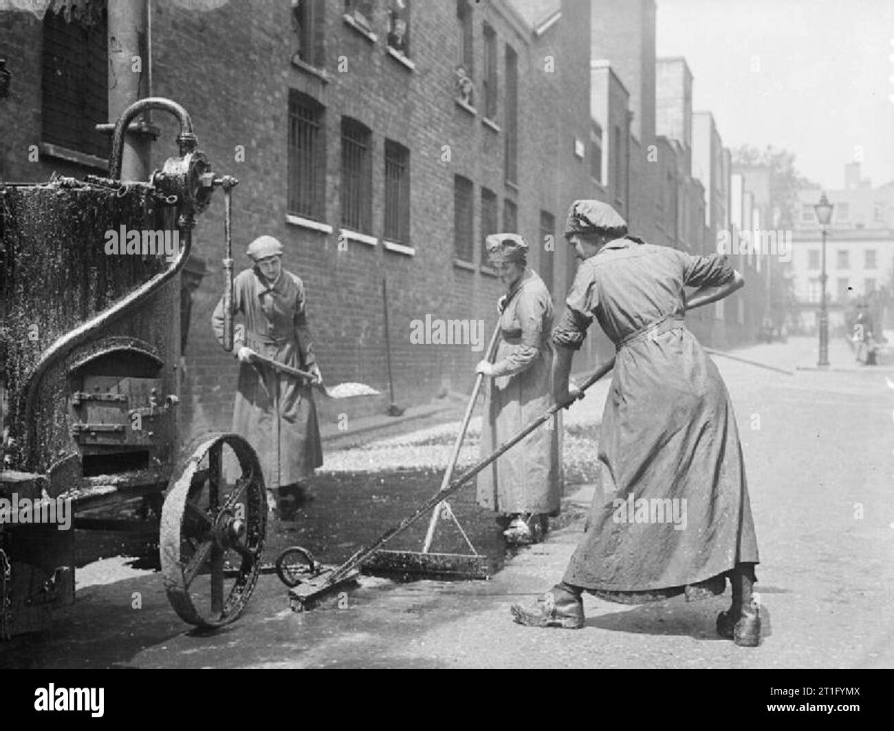 Women at work during the First World War Three women tar spreaders work ...