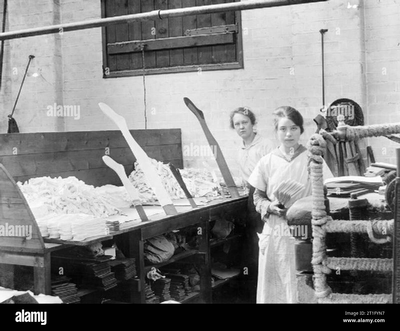 Women at work during the First World War Female sock makers stand ...