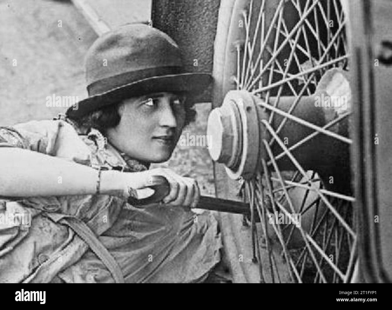 Women at work during the First World War A female driver lies on the ...