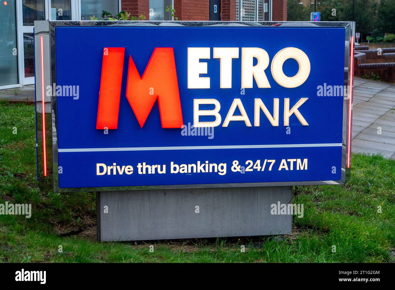 Slough, UK. 13th October, 2023. A Metro Drive Thru bank in Slough ...