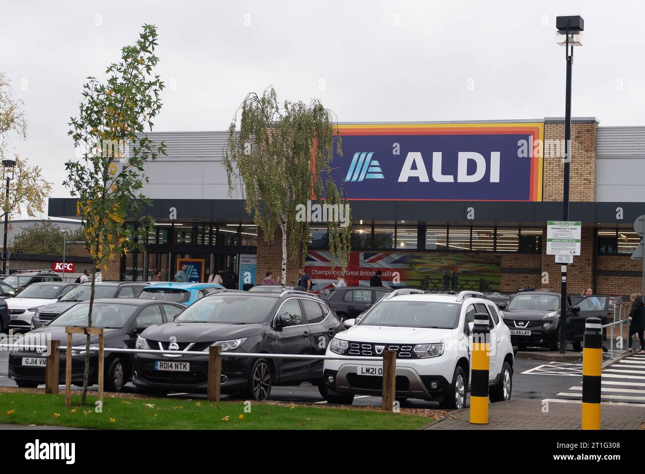 Aldi uk busy shoppers hi-res stock photography and images - Alamy