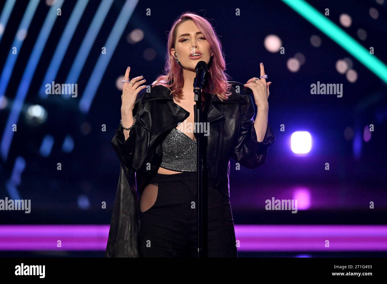 Leipzig, Germany. 13th Oct, 2023. Singer Alexa Feser sings at the "Goldene Henne" media award ...