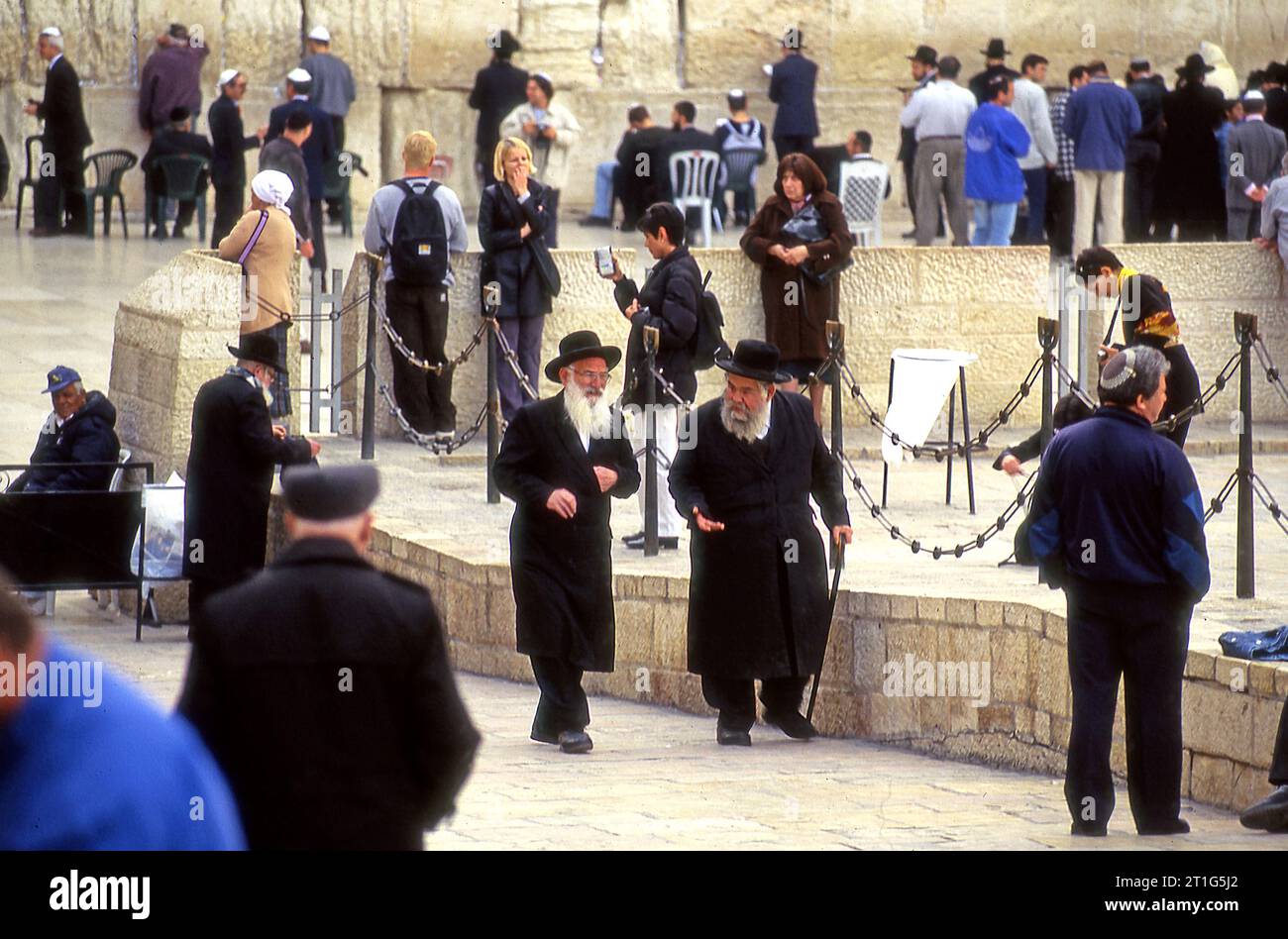 Jewish men walking hi-res stock photography and images - Alamy