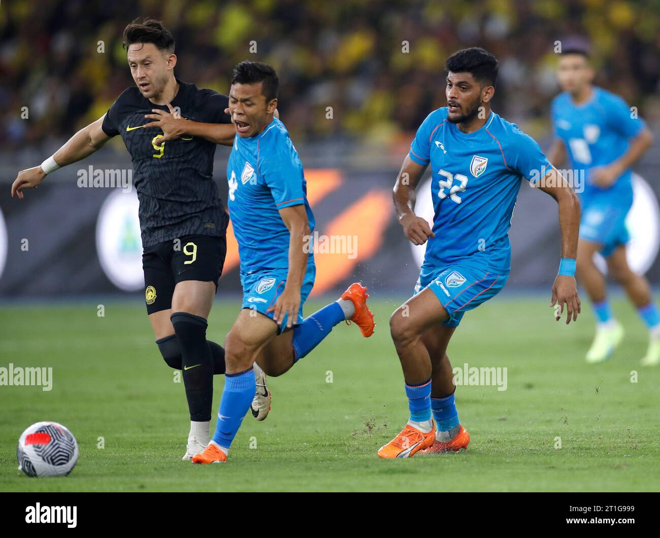 Kuala Lumpur, Malaysia. 13th Oct, 2023. Darren Yee Deng Lok of Malaysia (L) and Suresh Singh ...