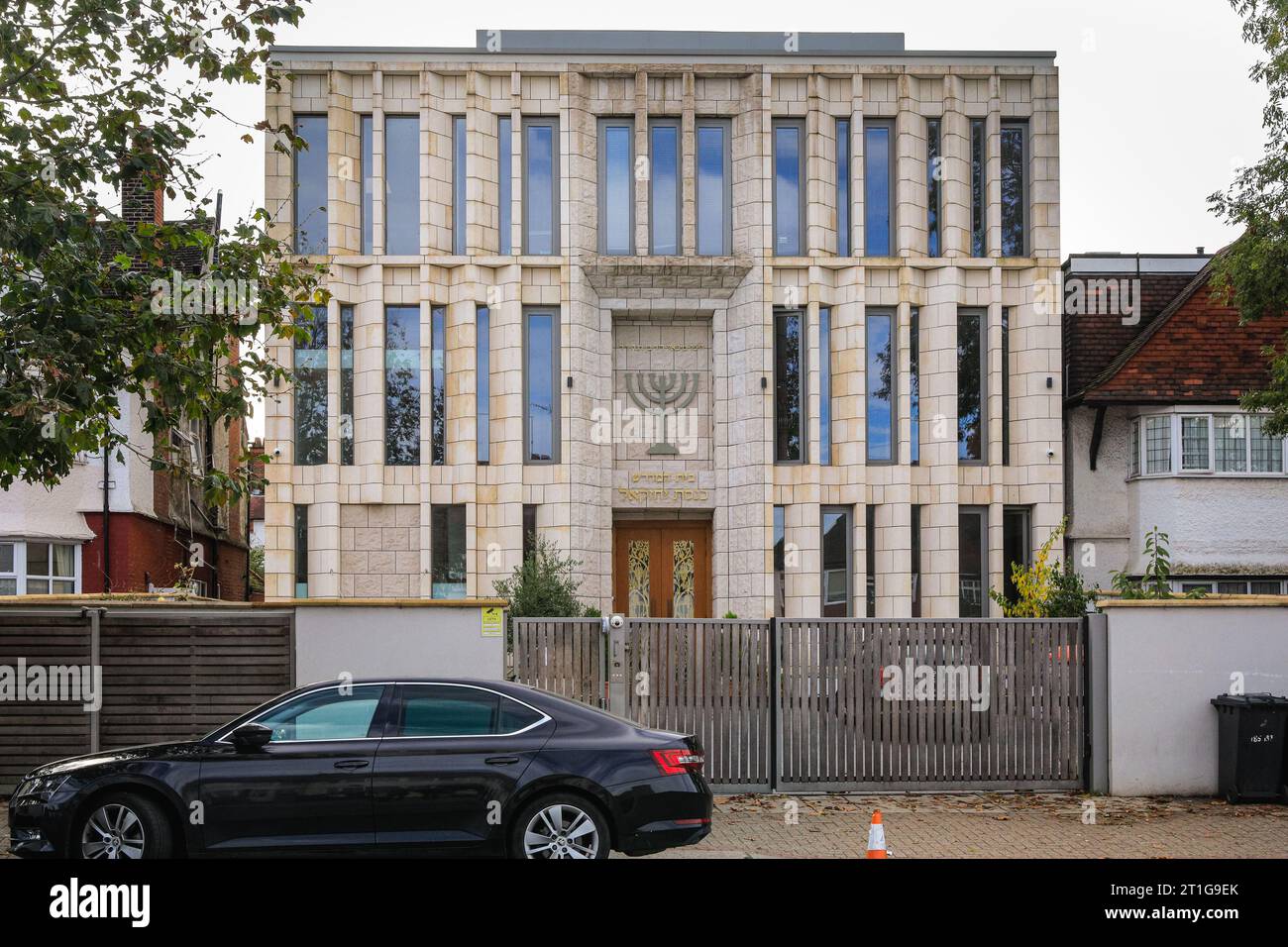 North London, UK. 13th Oct, 2023. A synagogue is surrounded by a high ...
