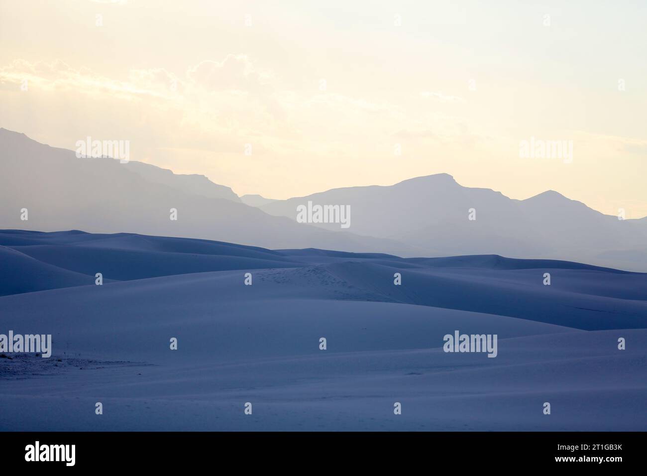 Hazy desert hi-res stock photography and images - Alamy
