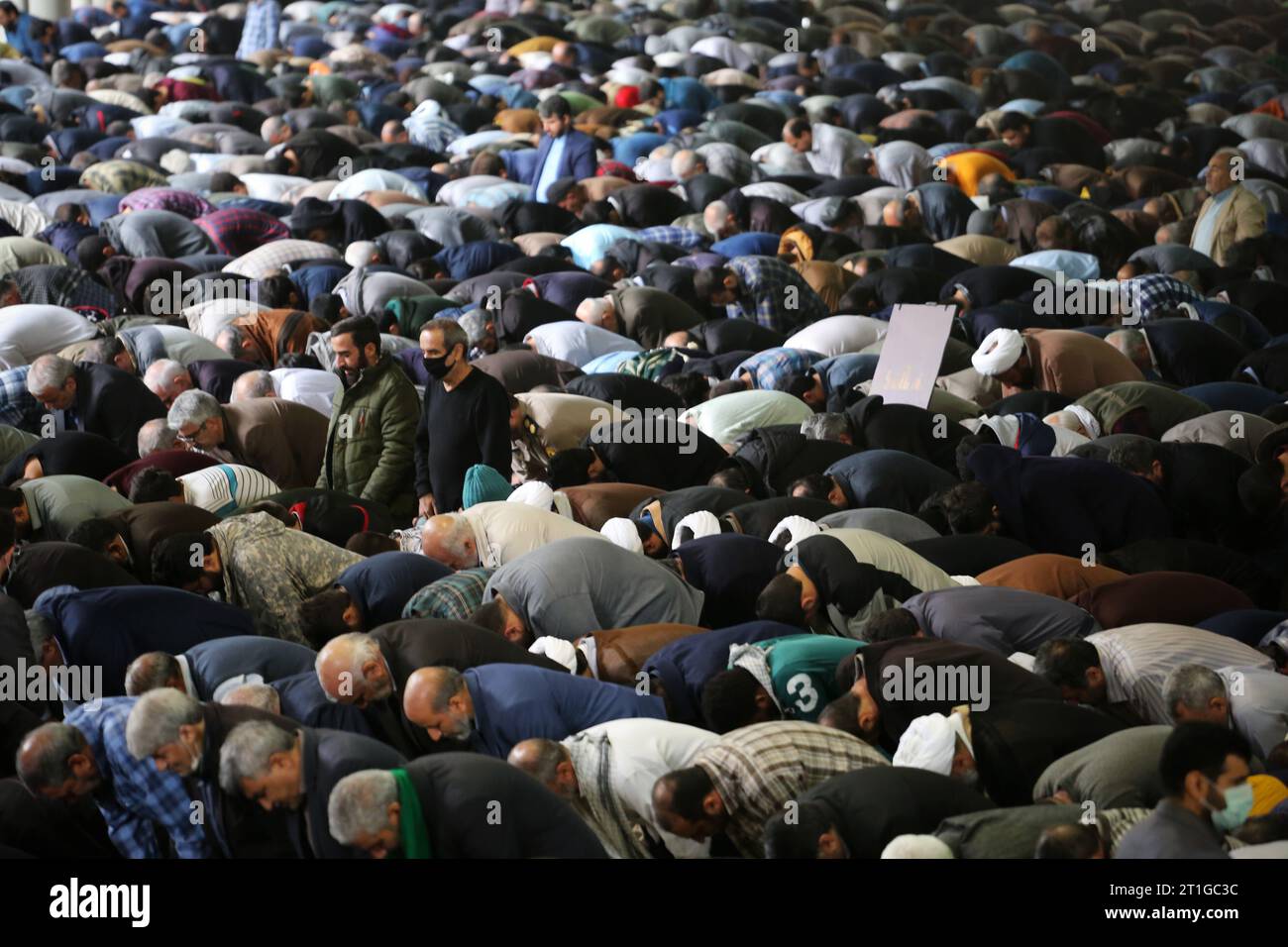 Tehran, Iran. 13th Oct, 2023. Worshippers pray at the University of ...